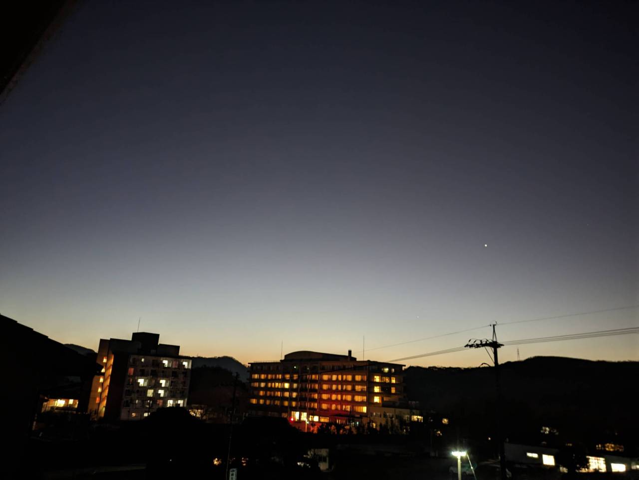 夜明け前の空を撮影。明けの明星とブルーモ 島根県出雲市 Chinese Tea ウェザーニュース